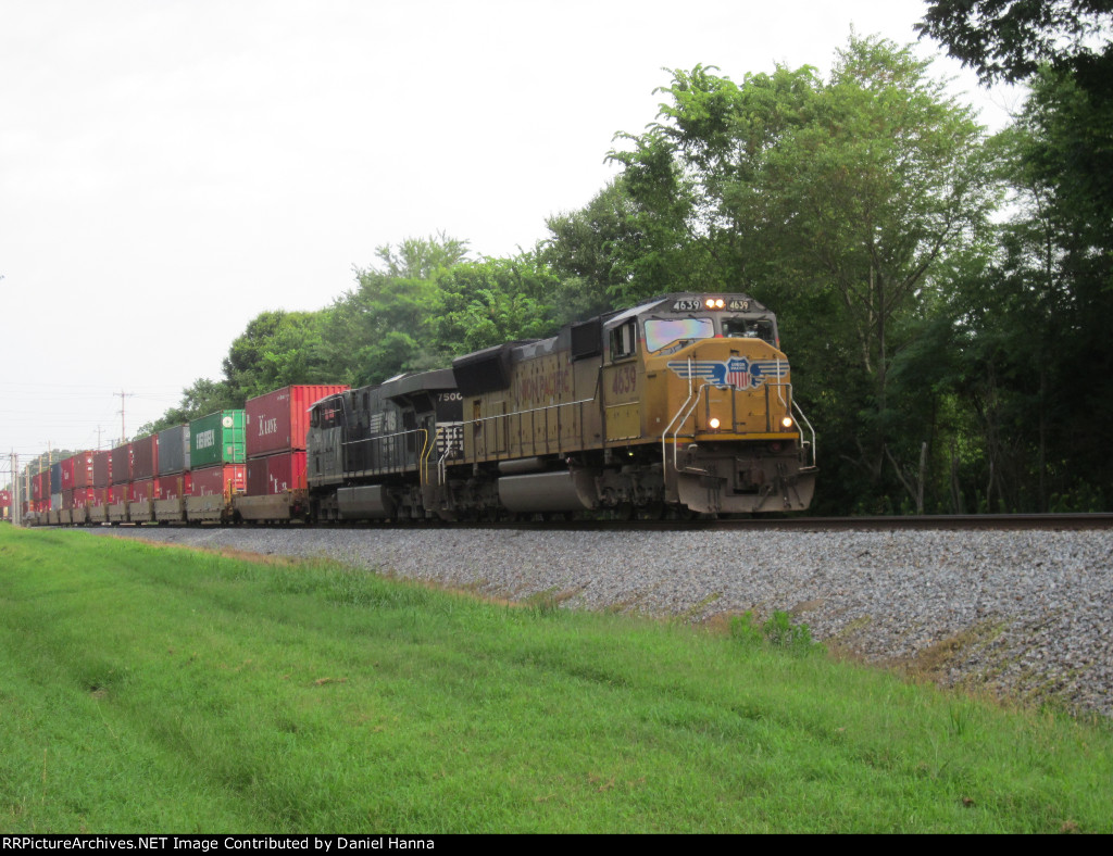 UP 4639 leads 22N